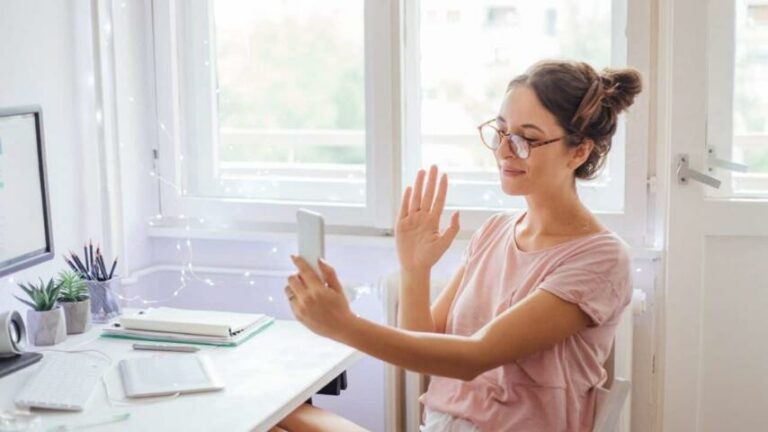 How to Respond when someone Says "Hi" — 14 Best Ways