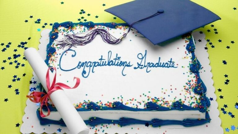 42 Awesome Messages to Write on a Graduation Cake